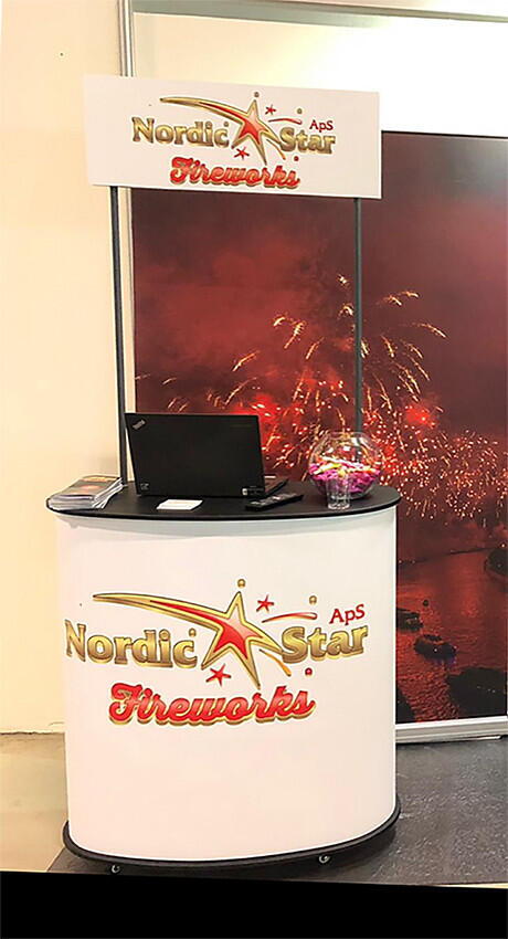 Panel Counter Curved, sort, med logotop og hjul